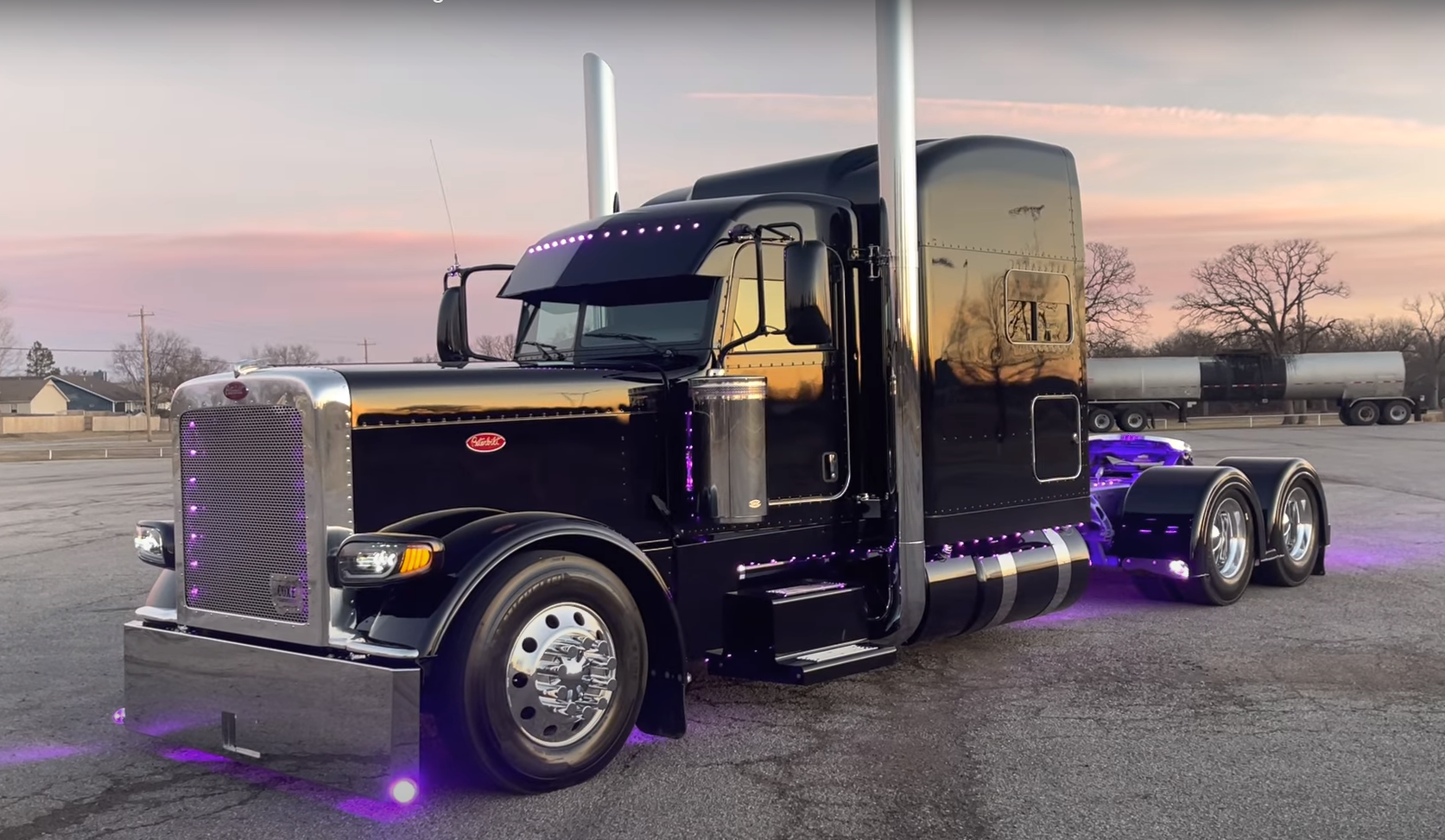 Customized Elegance: The Peterbilt 389 - A Masterpiece of Custom ...