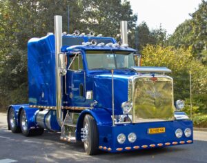 Revamped Excellence: Custom Peterbilt 377 Reimagined for the Modern ...