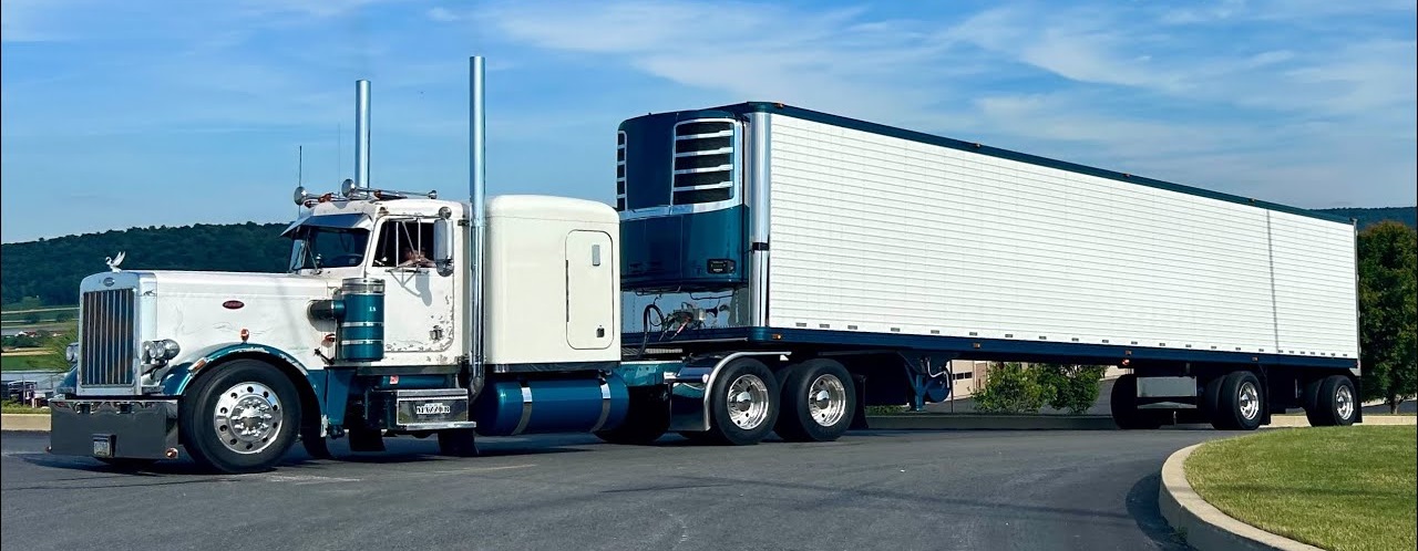 Classic Elegance on Wheels: The Legendary 1984 Peterbilt 359 Custom ...